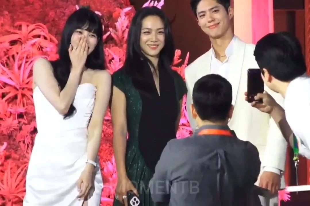 같이 사진찍는 수지 - 탕웨이 - 박보검