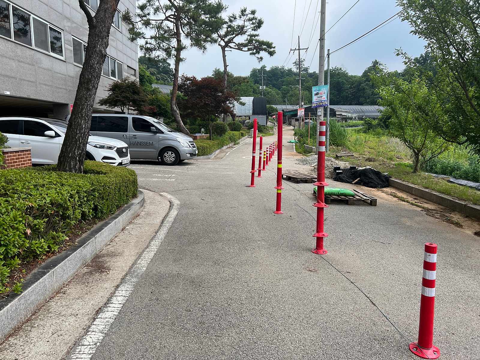 개인 사유지라고 샛길 도로에 기둥박은 동네주민