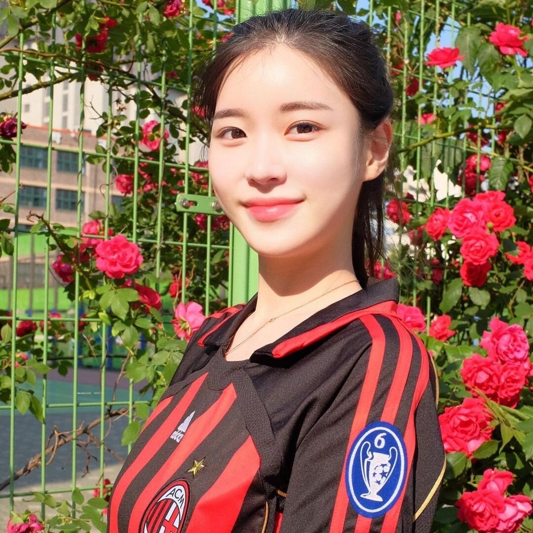축구 유니폼입은 청순한 미스코리아 처자.jpg
