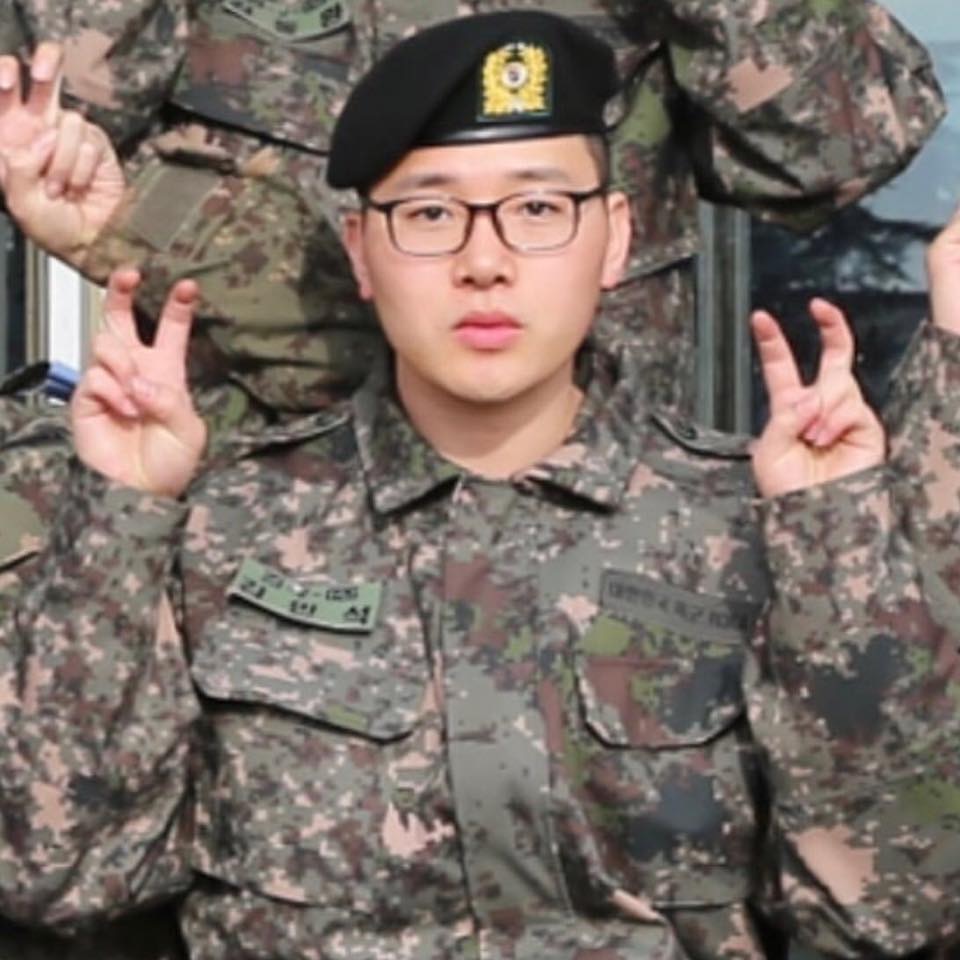 훈련소 수료한 멜로망스 김민석.jpg