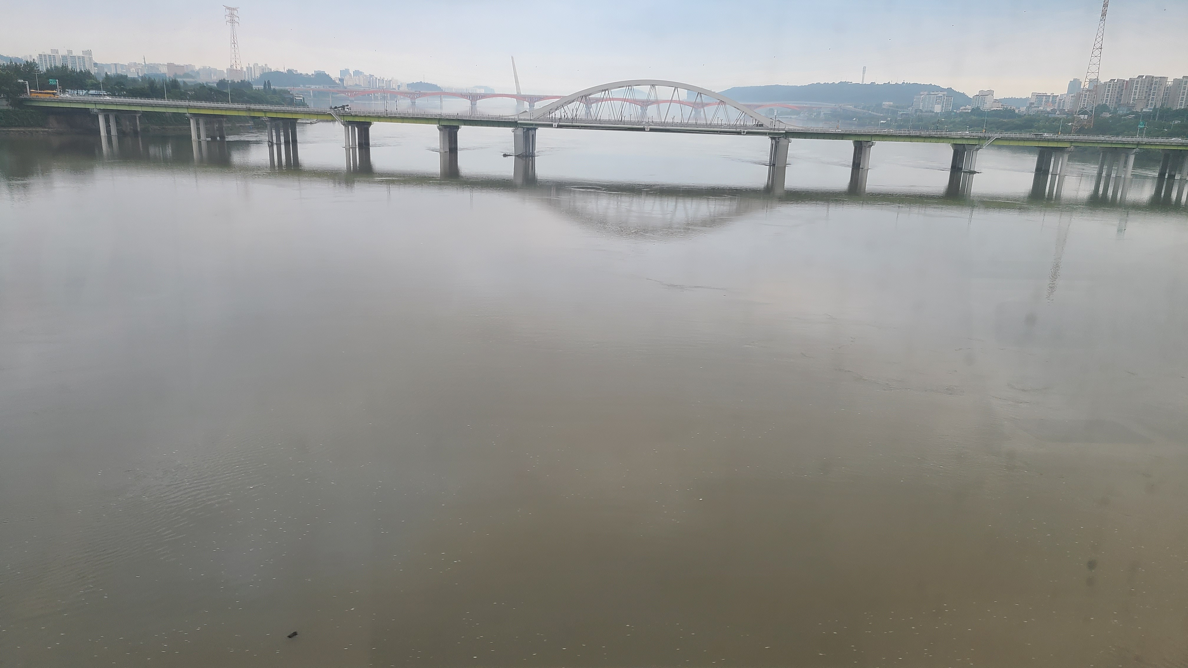 홍대 밤새고왔는데..