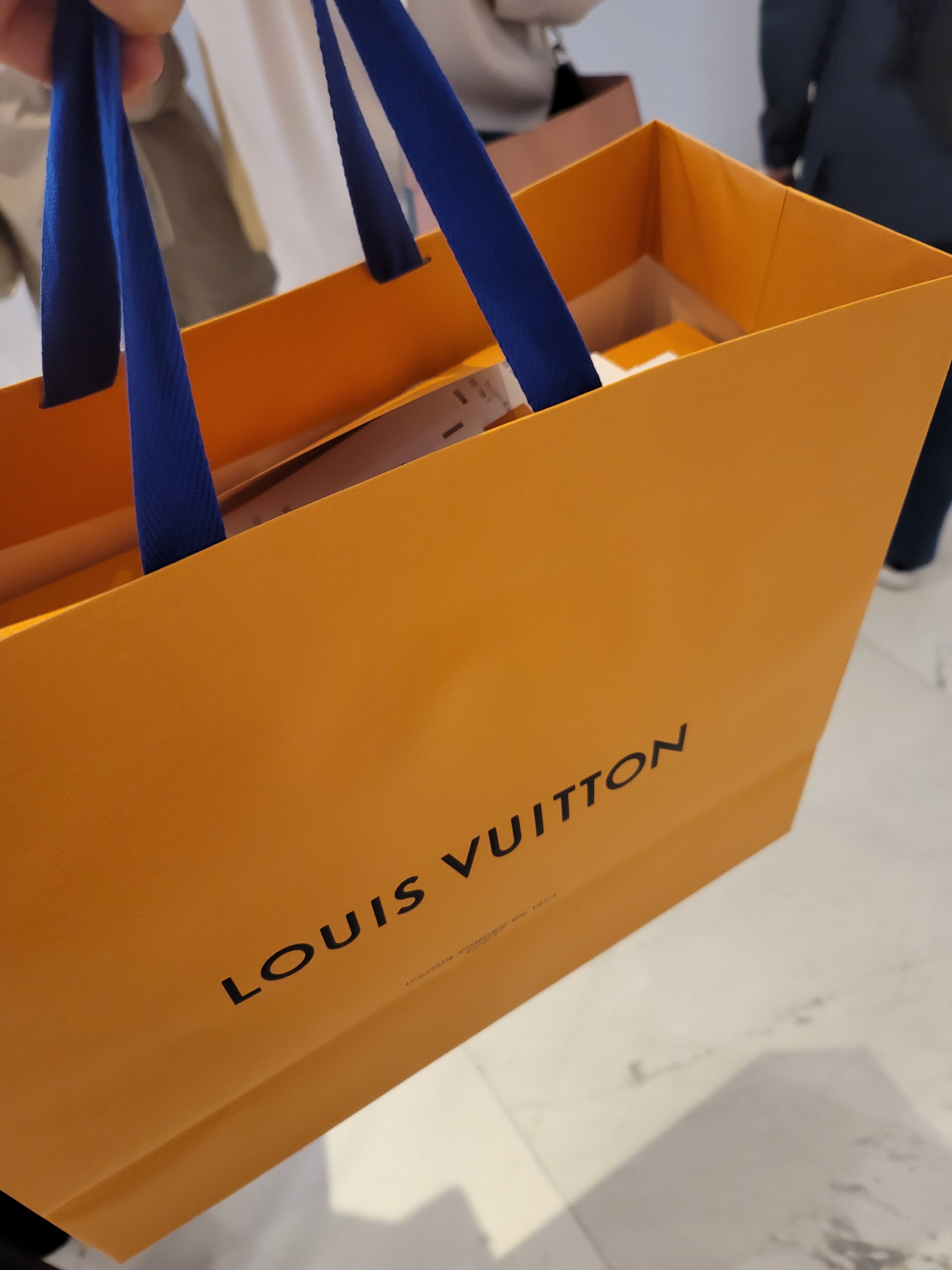 어버이날 어머니께 명품백 사드렷다