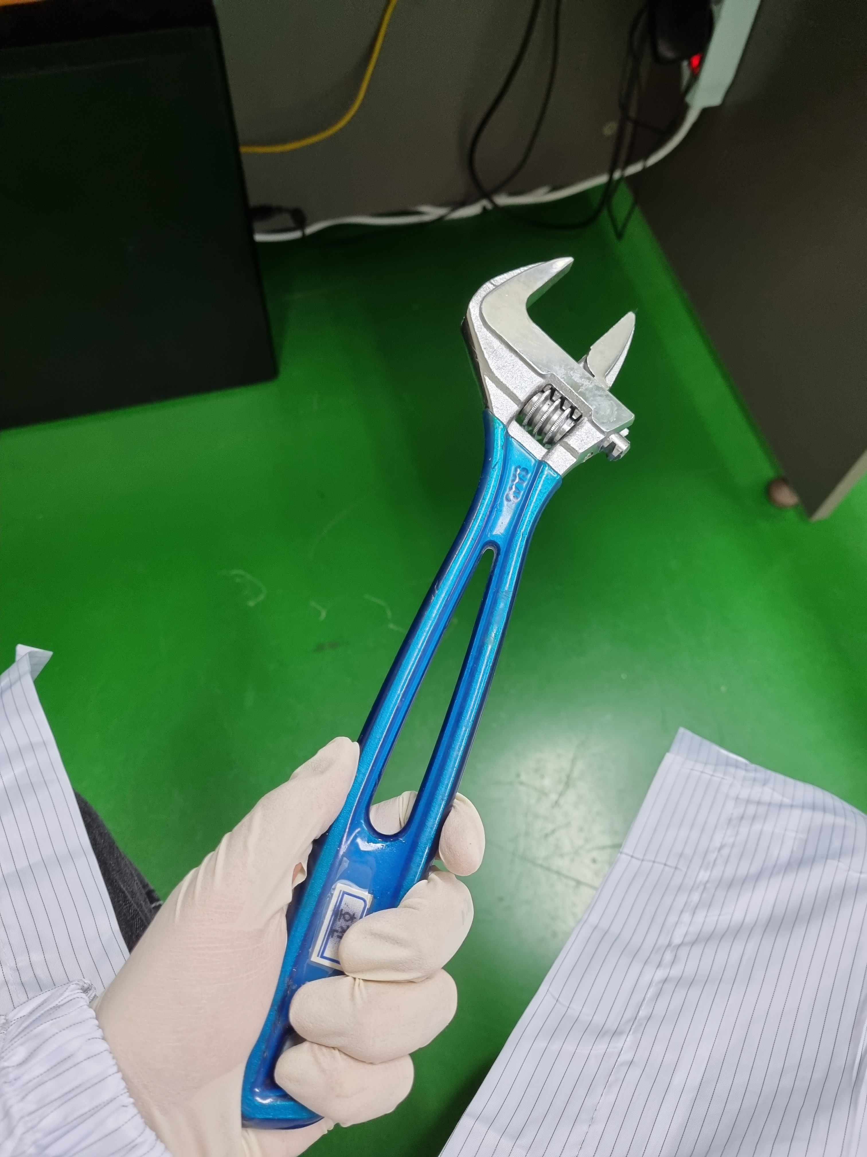 몽키스패너로 사람 치면 존나아플듯